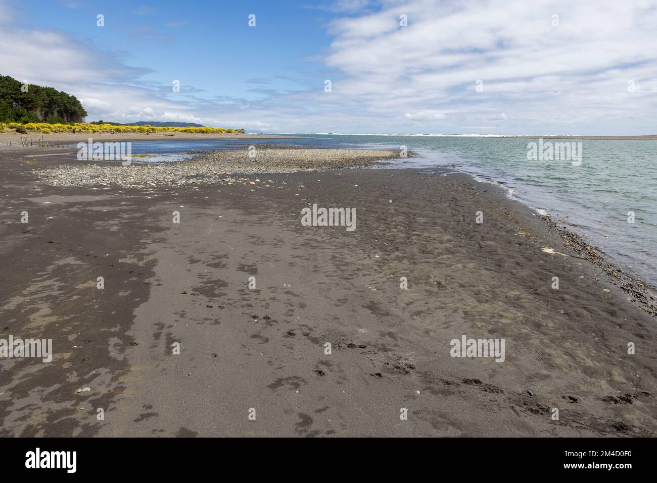 Caleta la Barra - point where the river Tolten flows into the pacific ...
