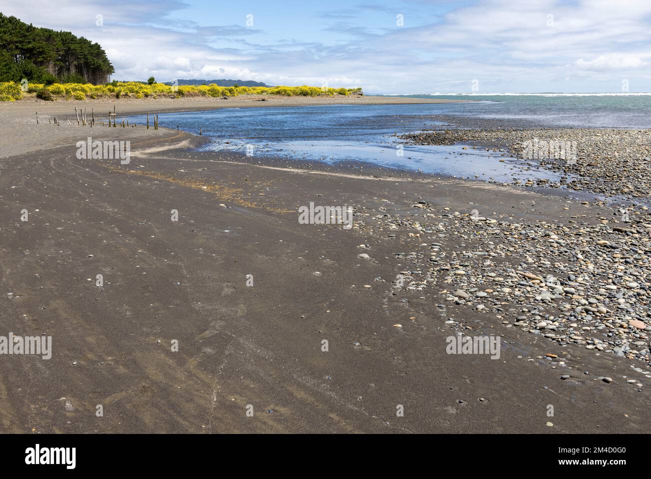 Caleta la Barra - point where the river Tolten flows into the pacific ...