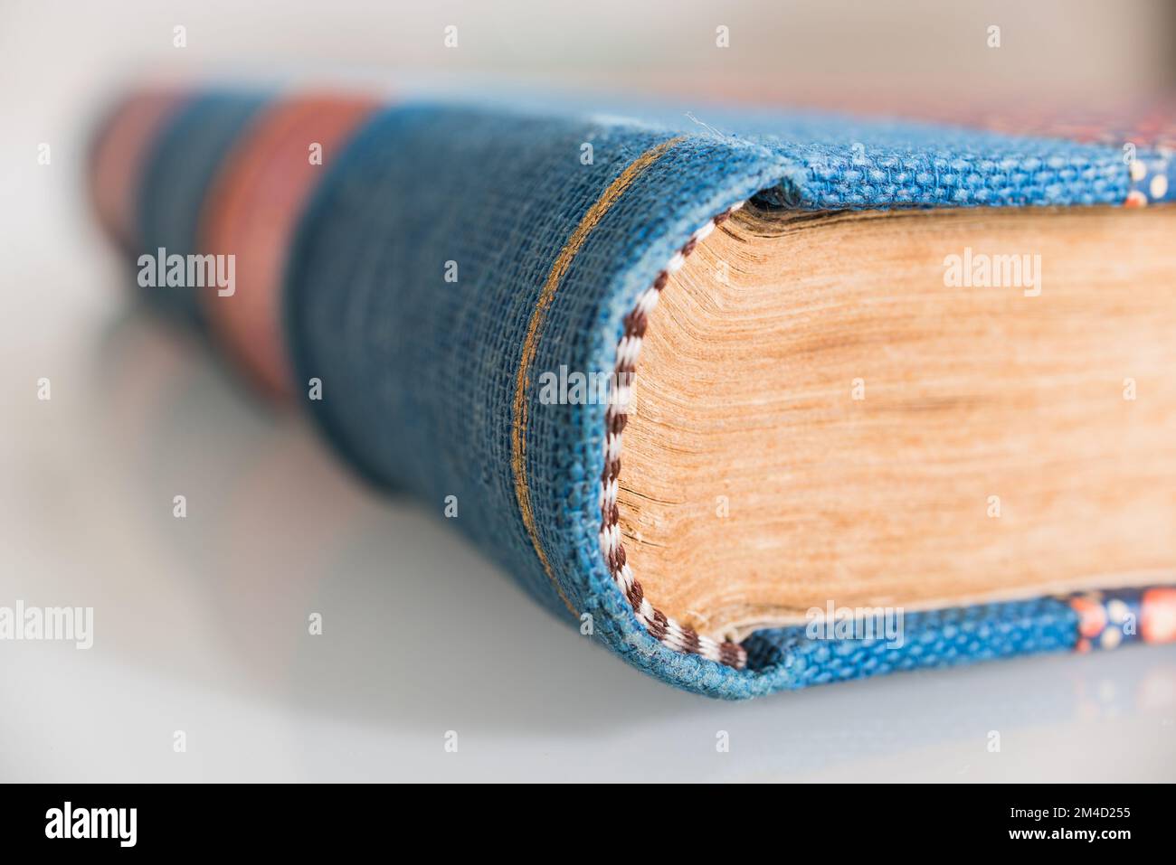 Old hardcover book hi-res stock photography and images - Alamy