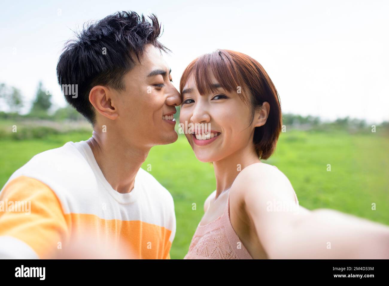 Chinese couple kissing hi-res stock photography and images - Alamy