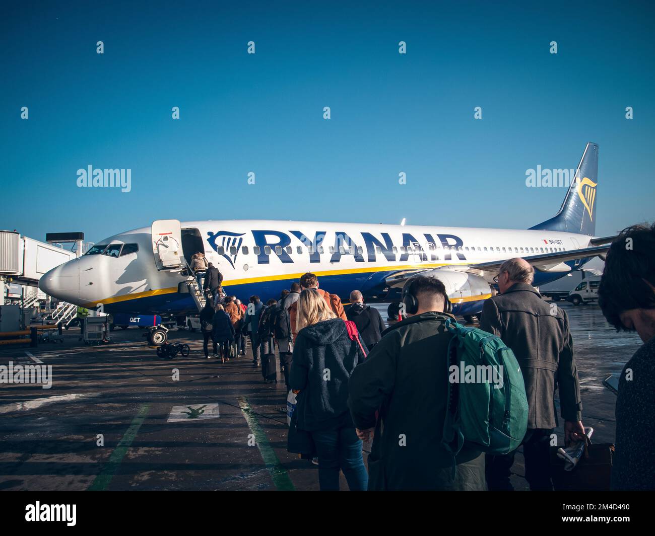 Ryanair passengers boarding a plane Stock Photo - Alamy