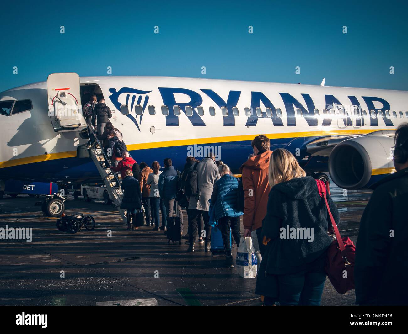 Ryanair passengers boarding a plane Stock Photo - Alamy
