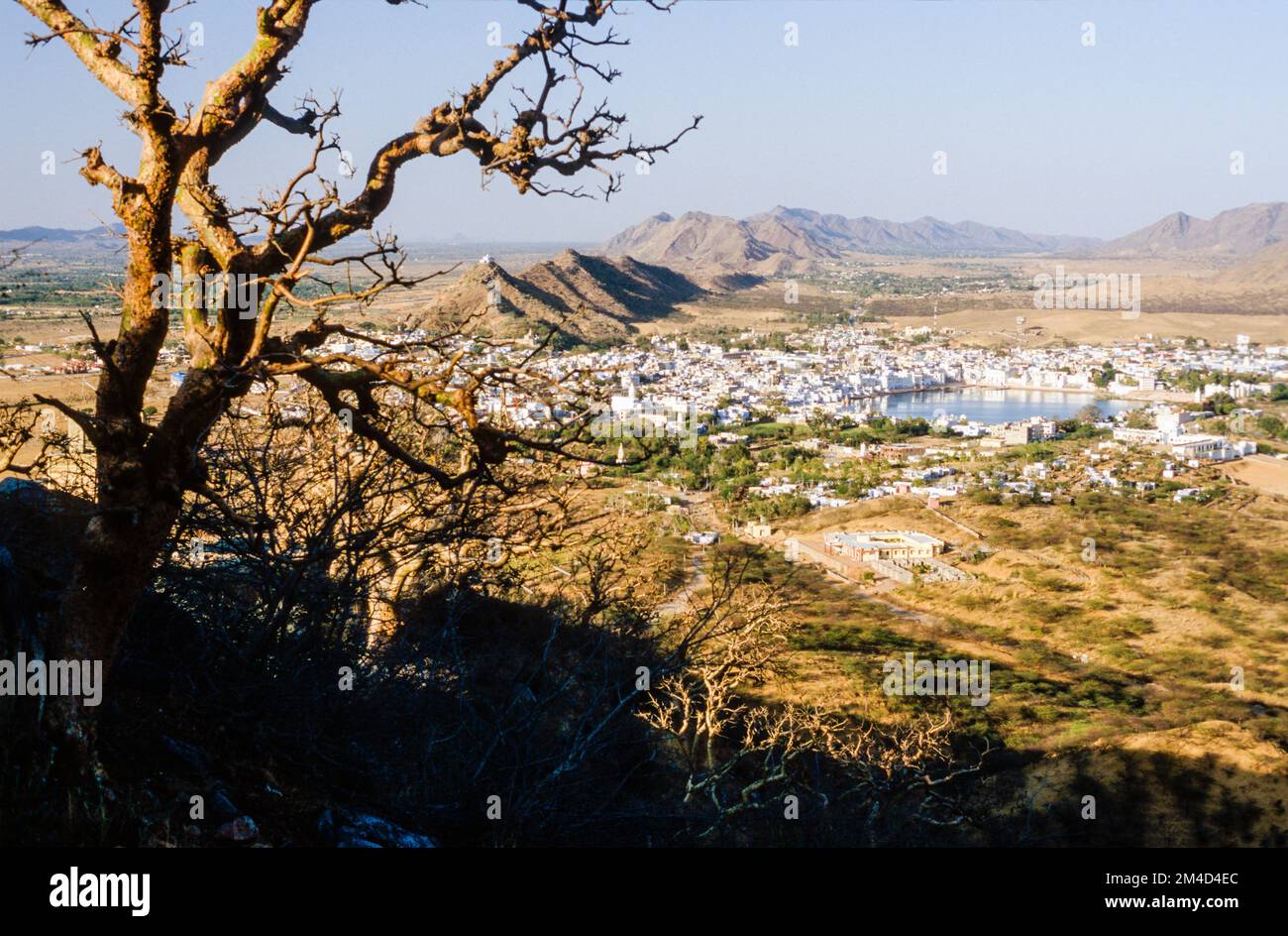The little town Pushkar surrounding the Lake of Brahma Stock Photo - Alamy