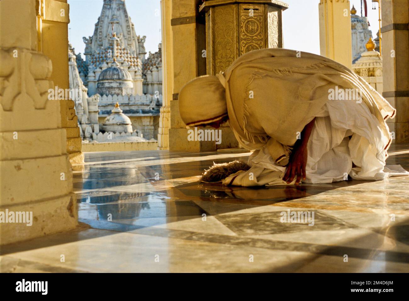Jain-nun praying in one of the temples of Shatrunjaya Stock Photo - Alamy