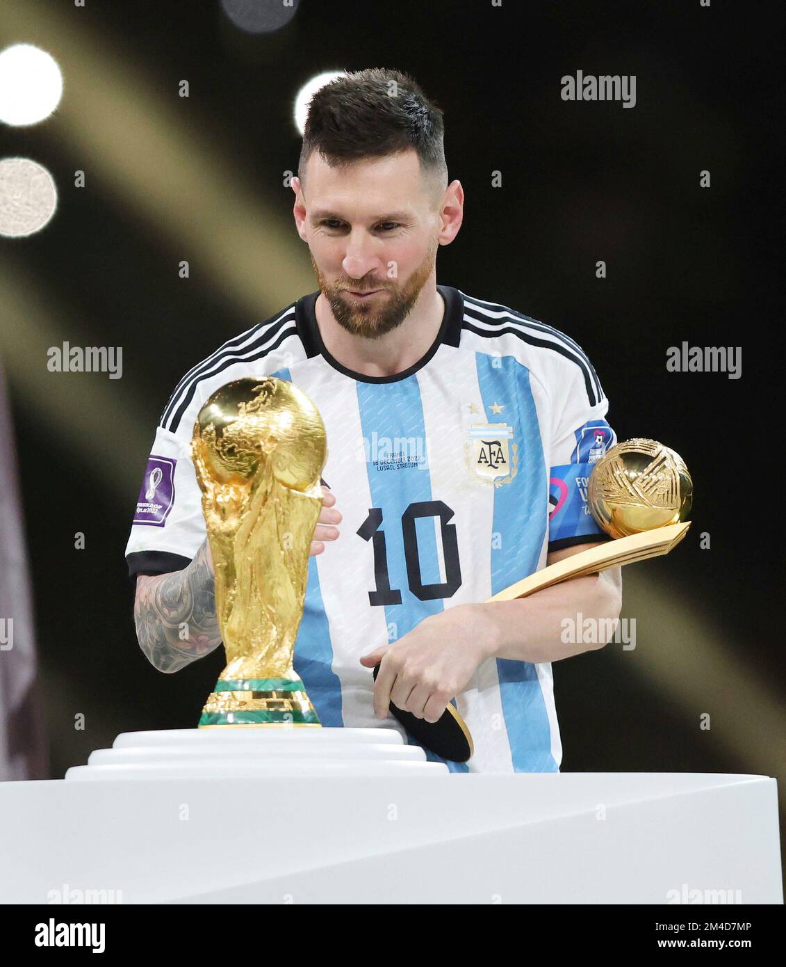 Lionel messi world cup 2022 trophy hi-res stock photography and images ...