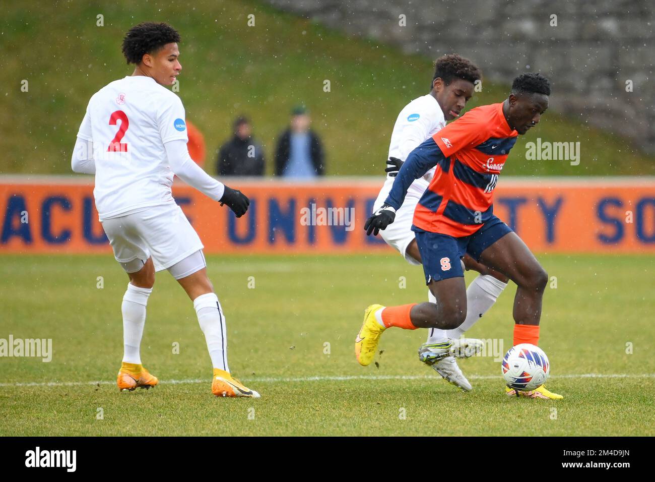 November 27, 2022: Syracuse Orange forward Nathan Opoku (10) controls ...