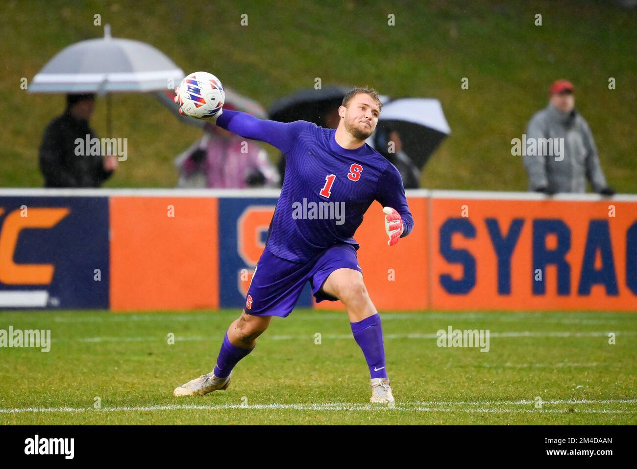 November 27, 2022: Syracuse Orange goalie Russell Shealy (1) throws the ...