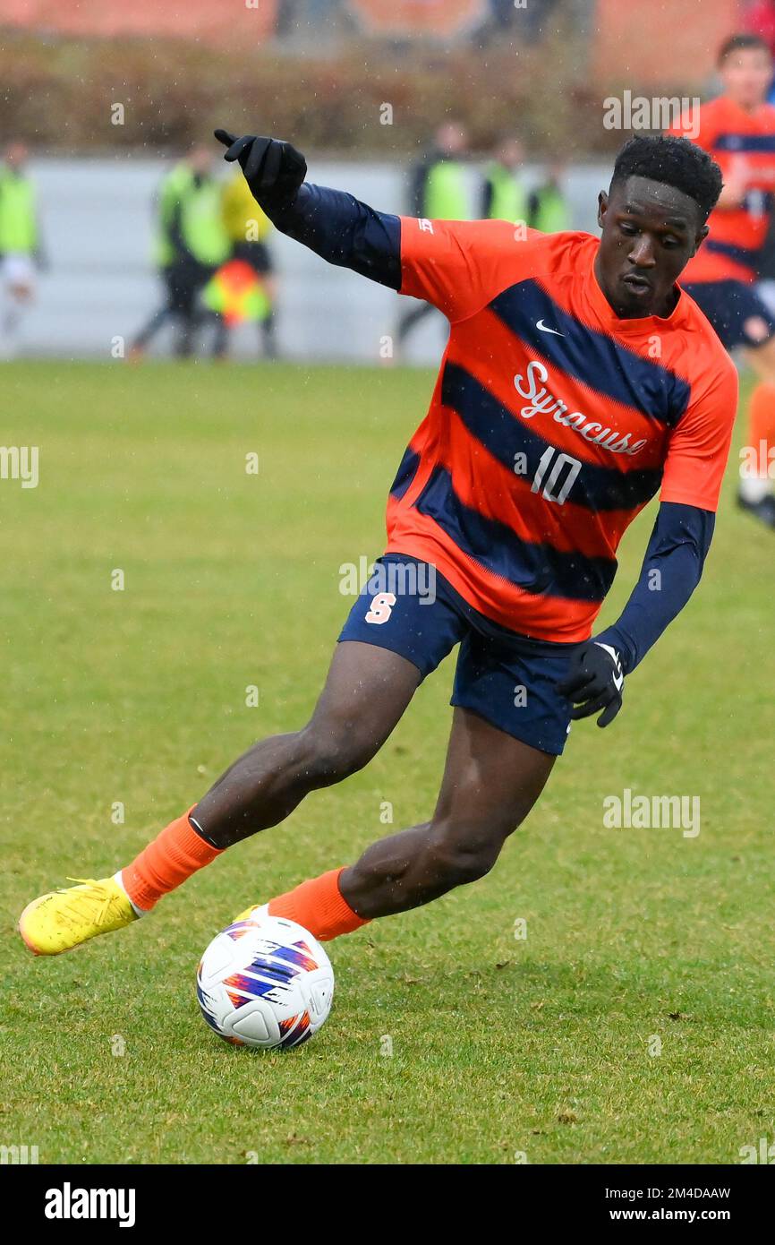 November 27, 2022: Syracuse Orange forward Nathan Opoku (10) controls ...