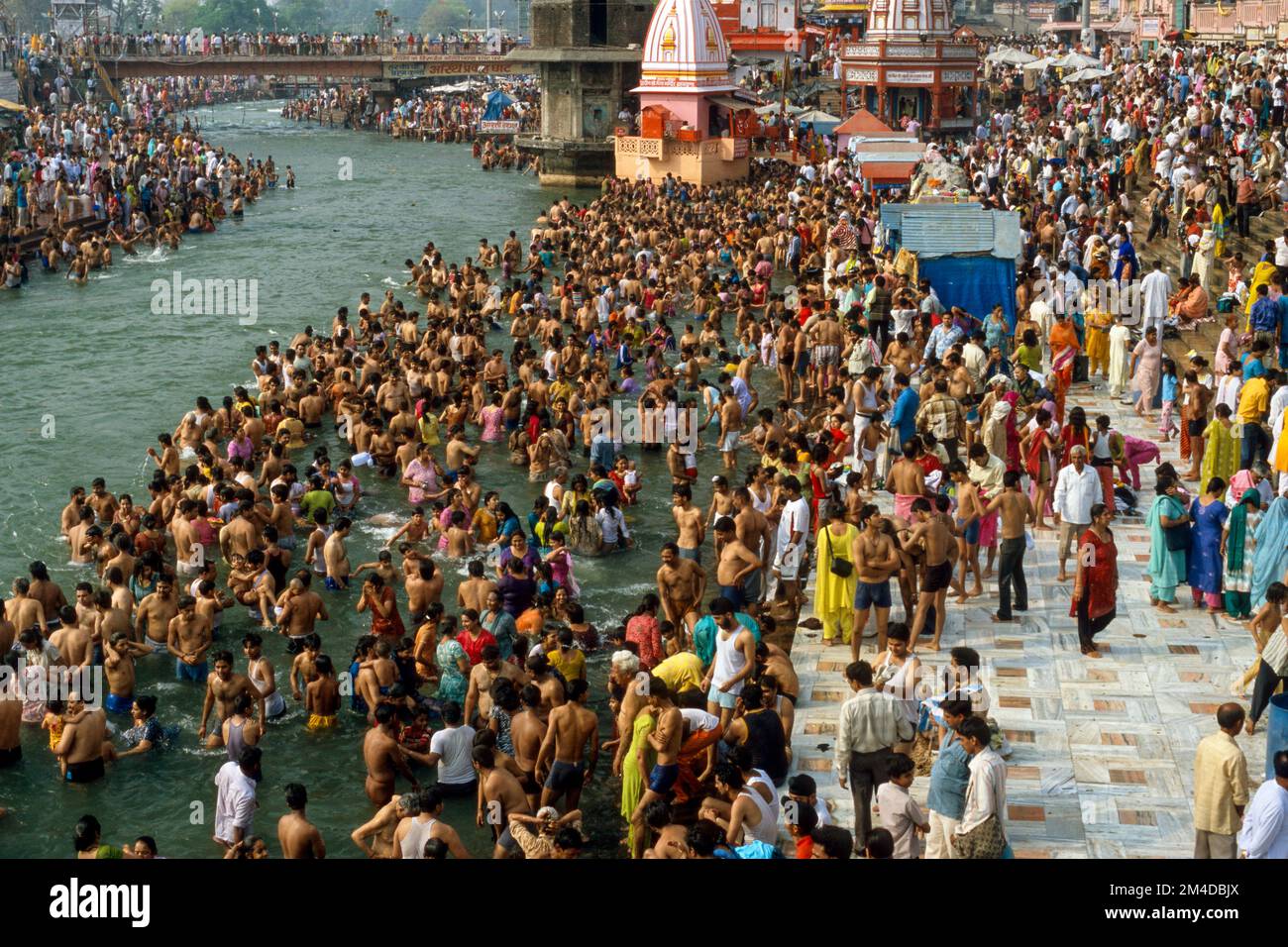 Thousends of people taking bath at Har-Ki-Pauri-Ghat, the famous ...