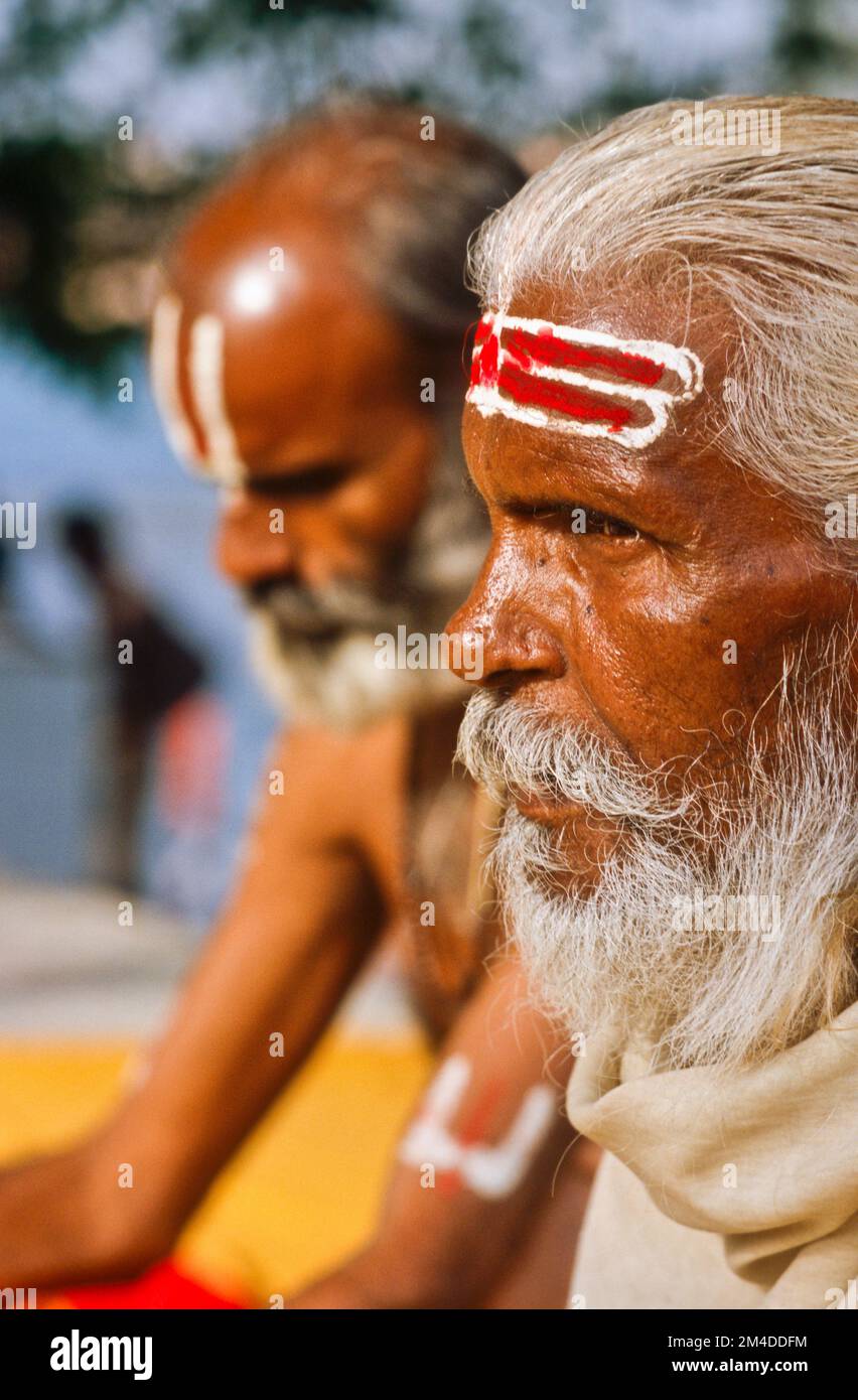 Sadhu ganges pooja hi-res stock photography and images - Alamy