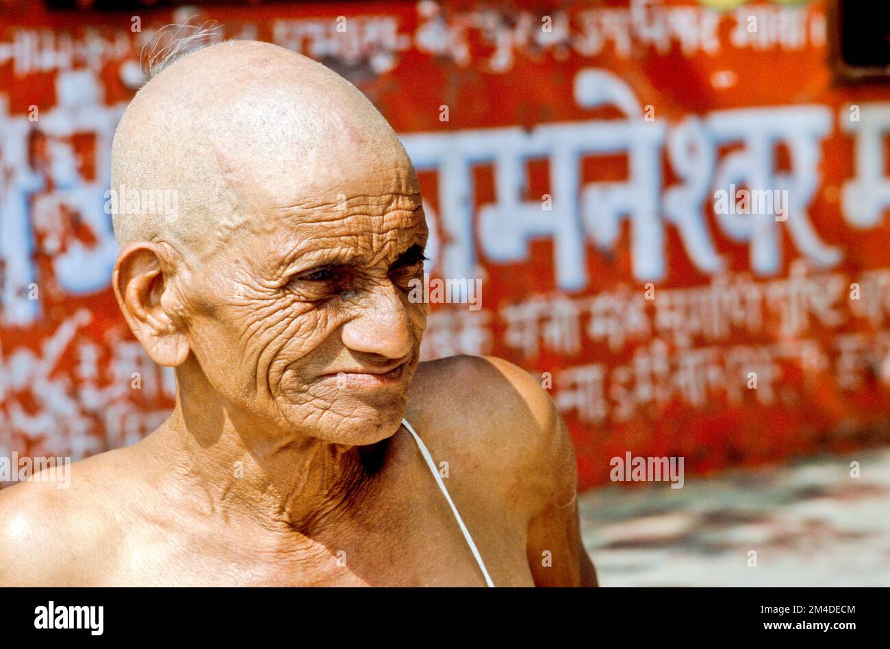 Old brahmin watching people passing by at Har-Ki-Pauri-Ghat in Haridwar ...