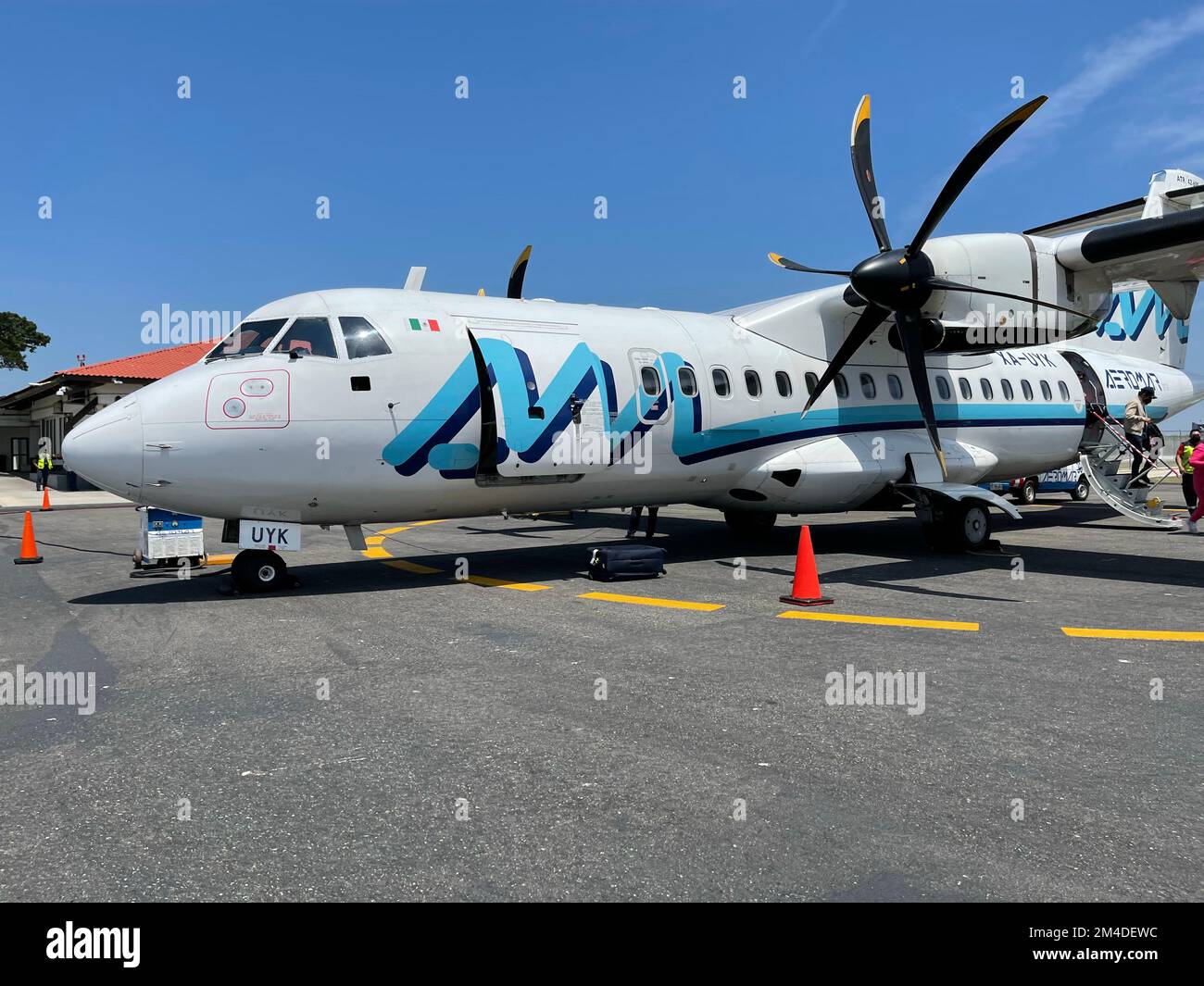 Aerolinea de mexico hi-res stock photography and images - Alamy