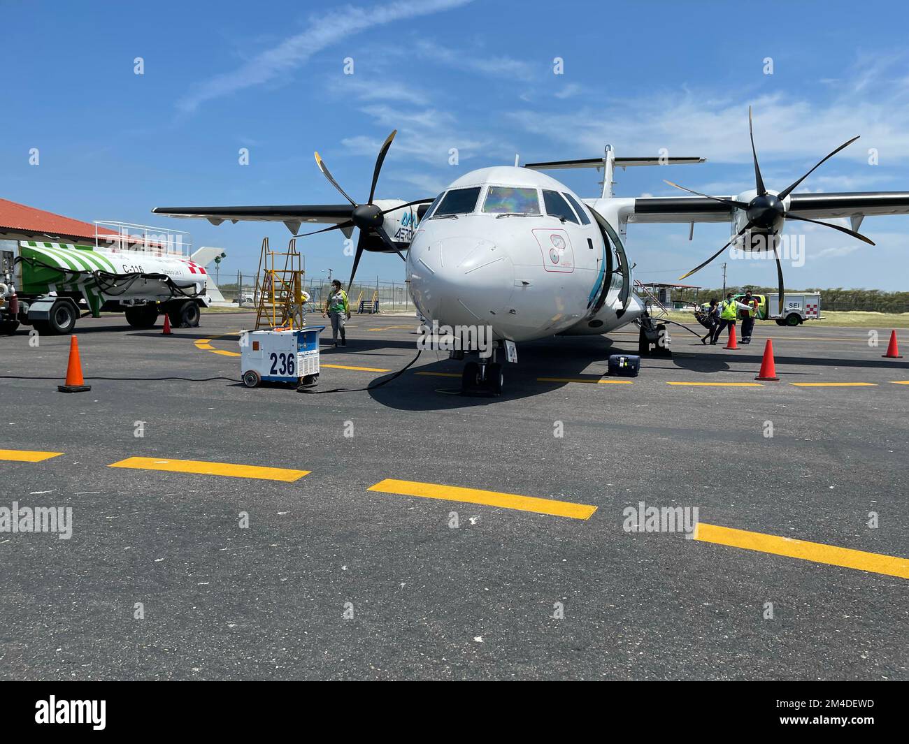 Aerolinea de mexico hi-res stock photography and images - Alamy