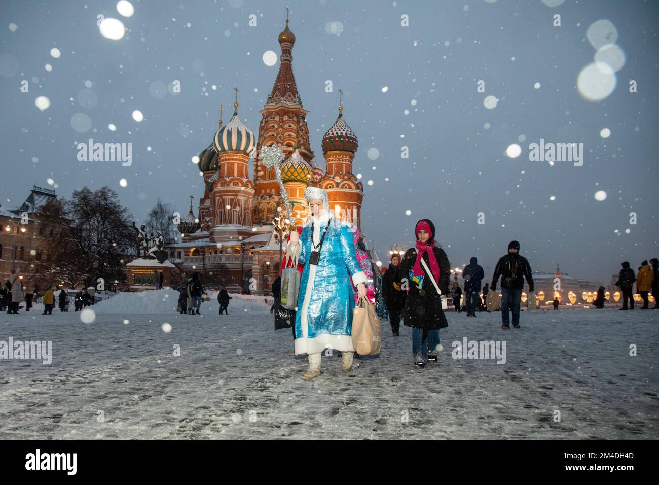 Moscow, Russia. 18th of December, 2022 A guide wearingIn a costume of ...