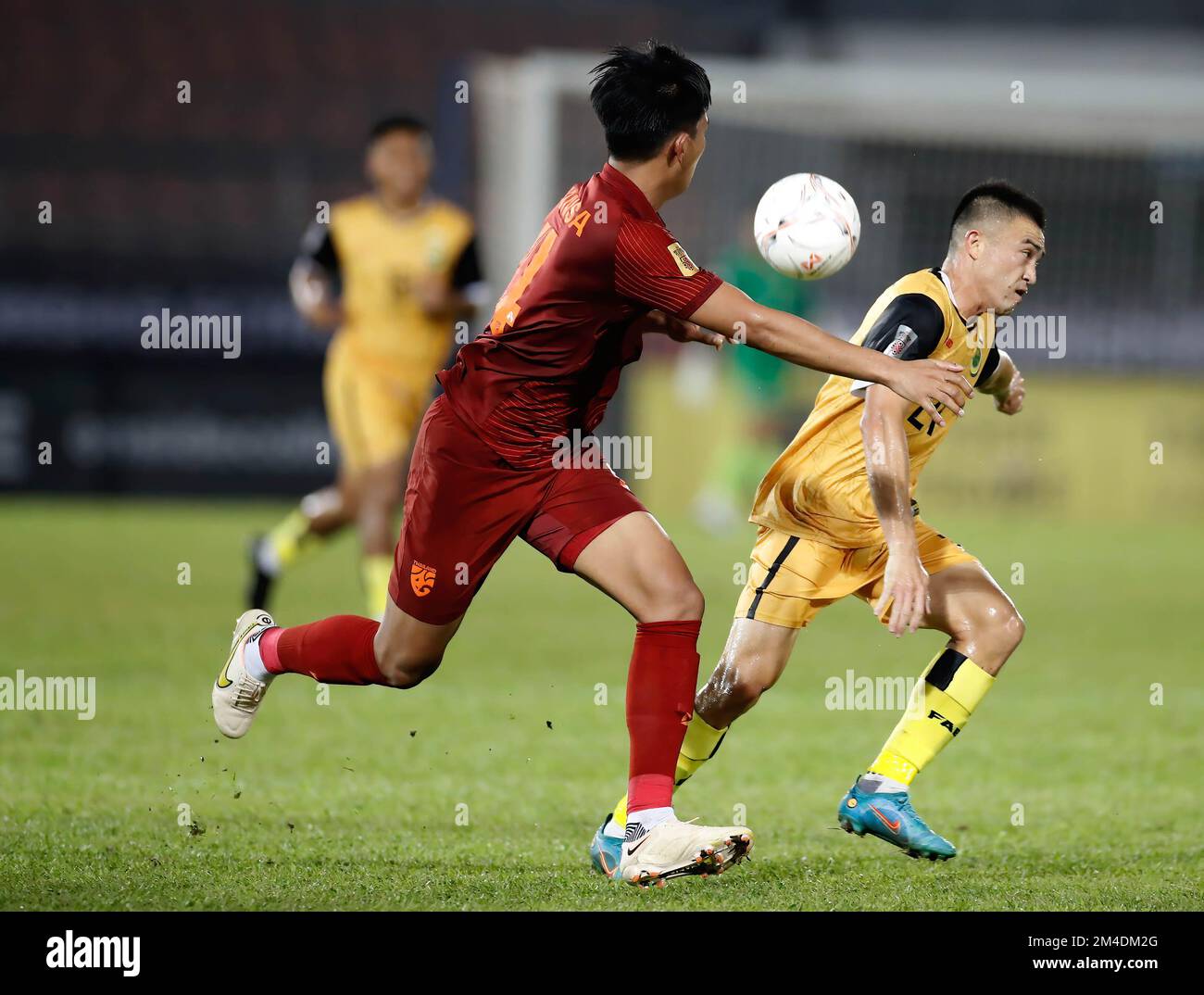 Kuala Lumpur, Malaysia. 20th Dec, 2022. Pansa Hemwiboon of Thailand (L ...
