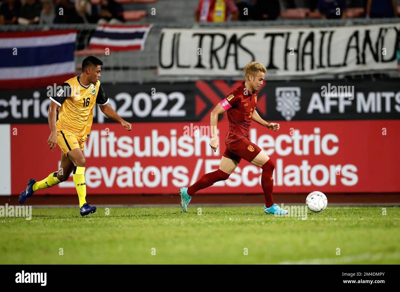 Theerathon Bunmathan of Thailand (R) and Yura Indera Yunos of Brunei in ...