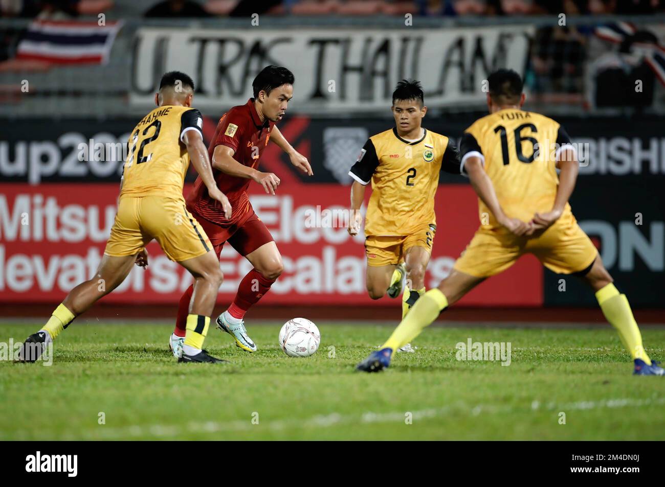 Sumanya Purisai of Thailand (L-2) and Alinur Rashimy Awang Jufri of ...
