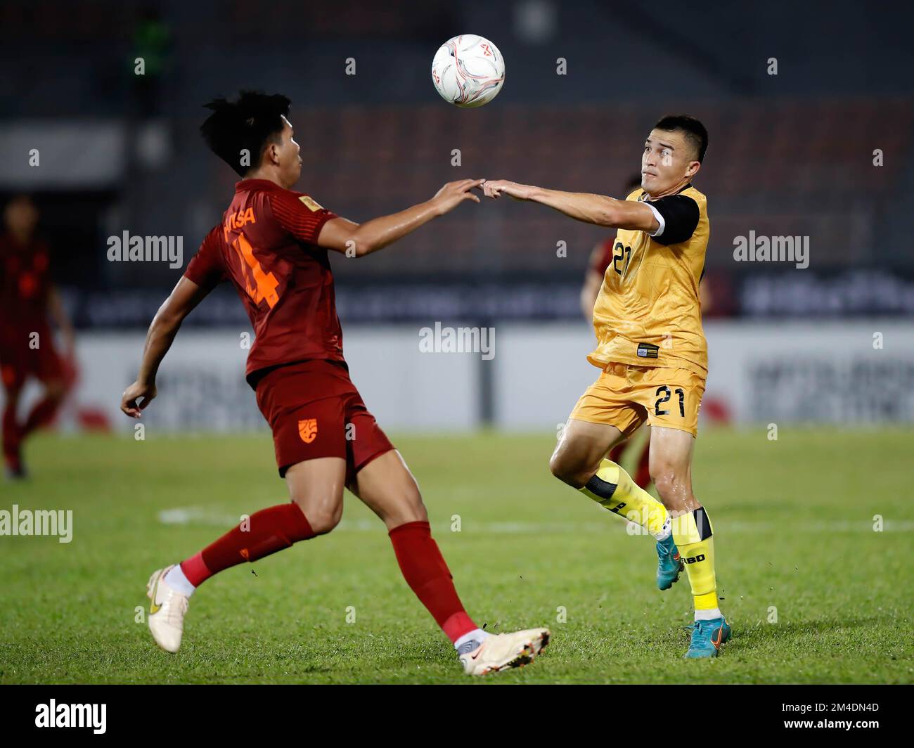 Pansa Hemwiboon of Thailand (L) and Razimie Ramli of Brunei in action ...