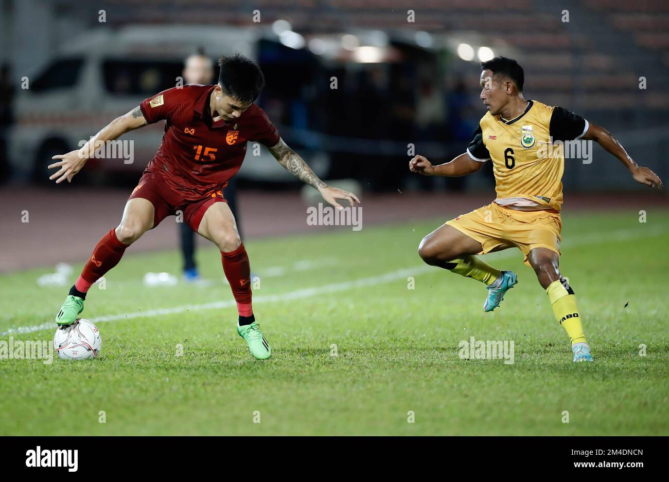 Azwan Muhamad Salleh of Brunei (R) and Suphanan Bureerat of Thailand in ...