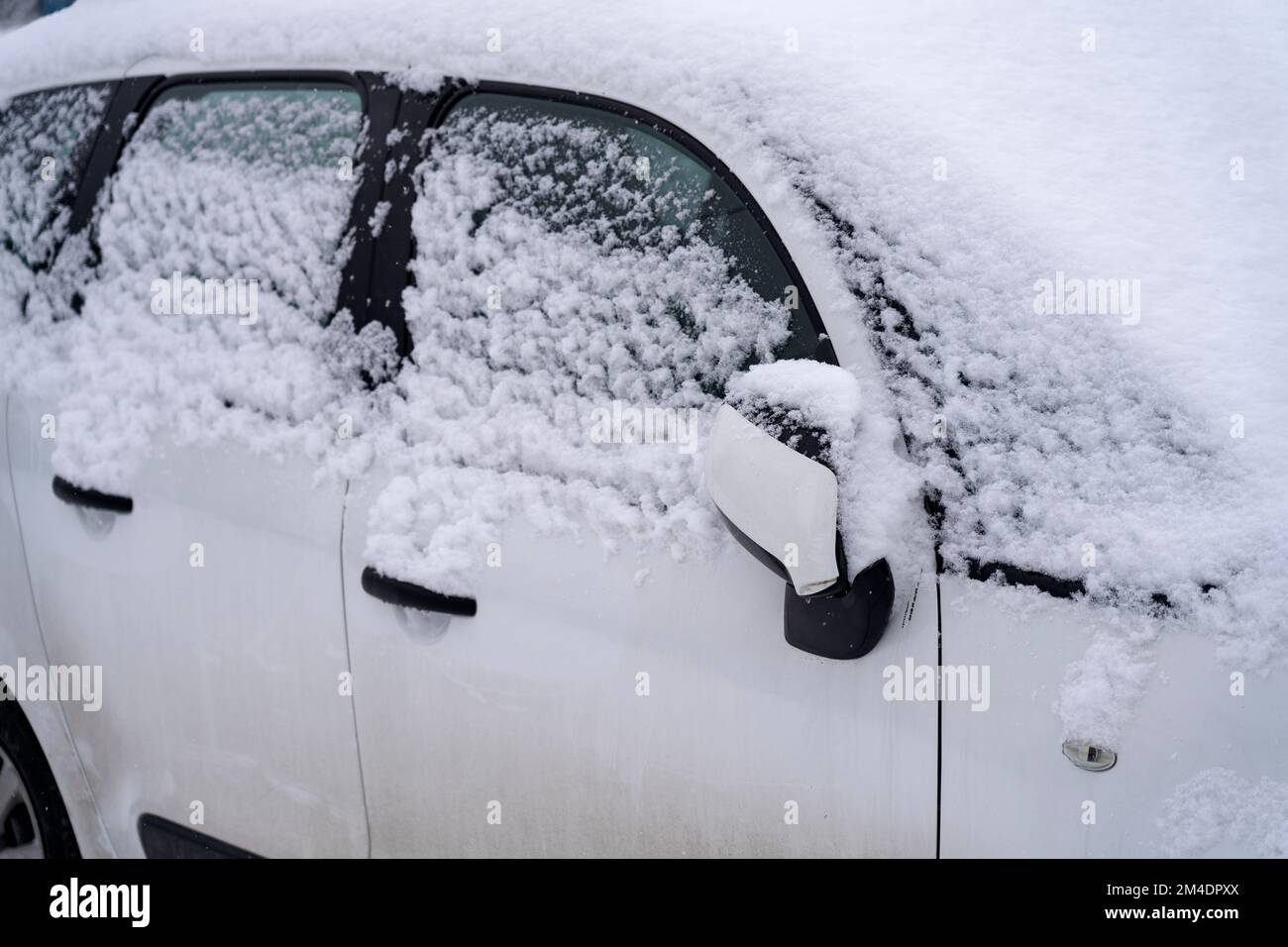 Car windows frozen hi-res stock photography and images - Alamy
