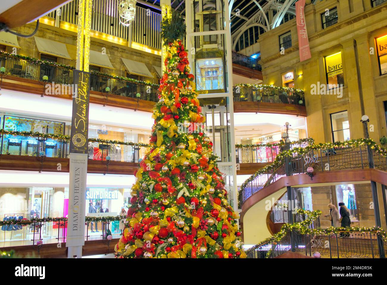 Glasgow, Scotland, UK 20th December, 2022. princes square shopping mall Christmas shopping and ...