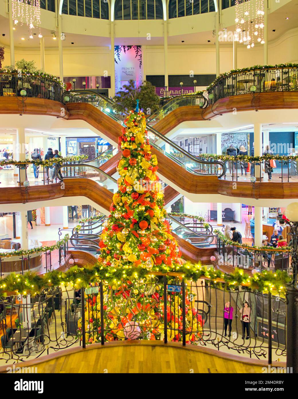 Glasgow, Scotland, UK 20th December, 2022. princes square shopping mall Christmas shopping and ...