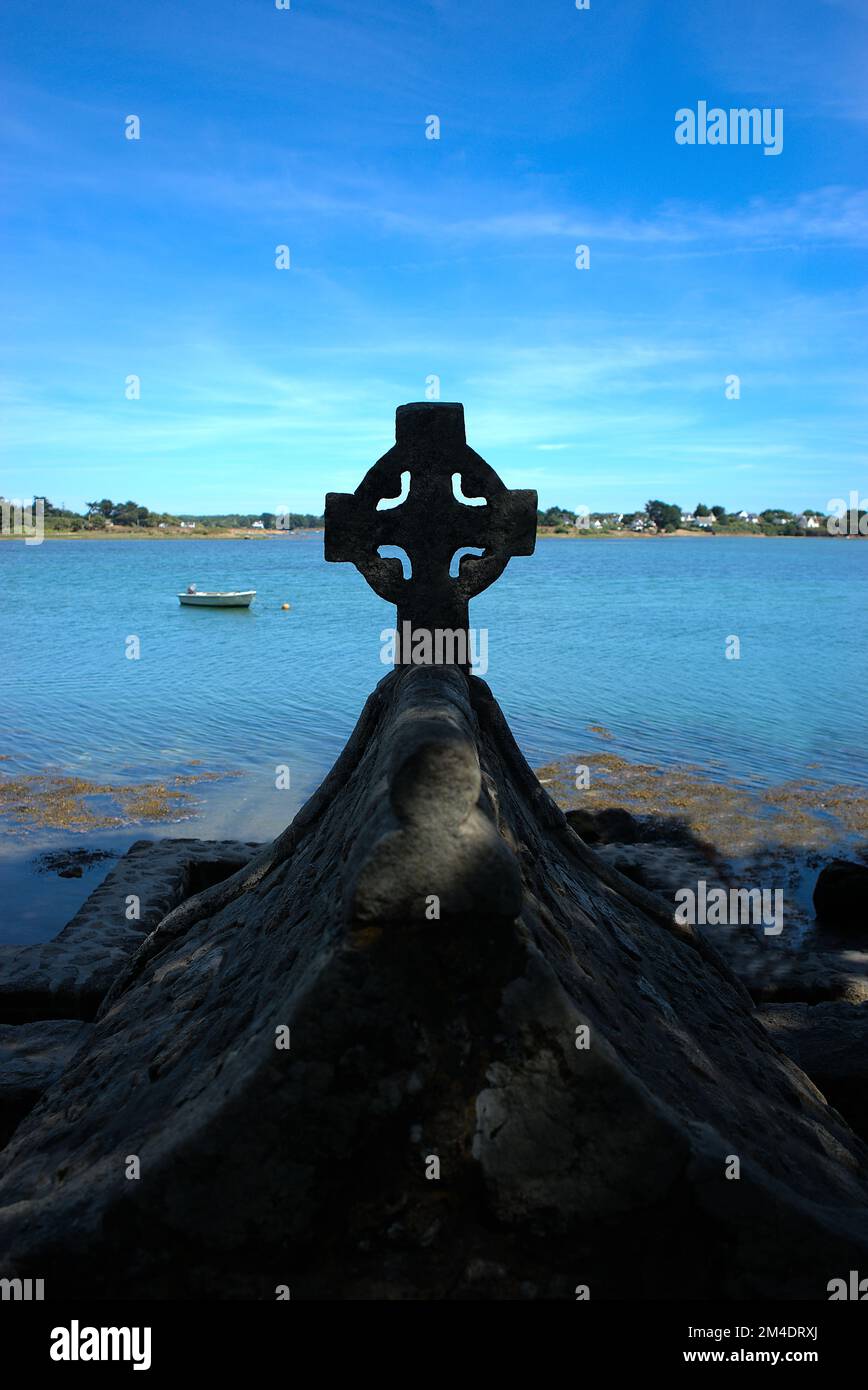 Celtic cross on the bay of the Etel river (Ria d'Etel) Brittany ...