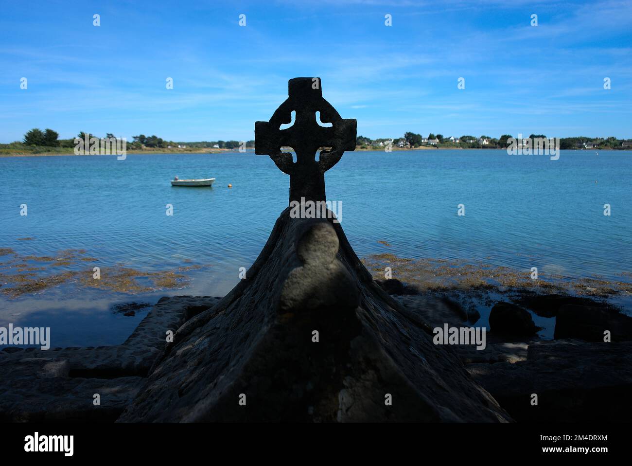 Celtic cross on the bay of the Etel river (Ria d'Etel) Brittany ...