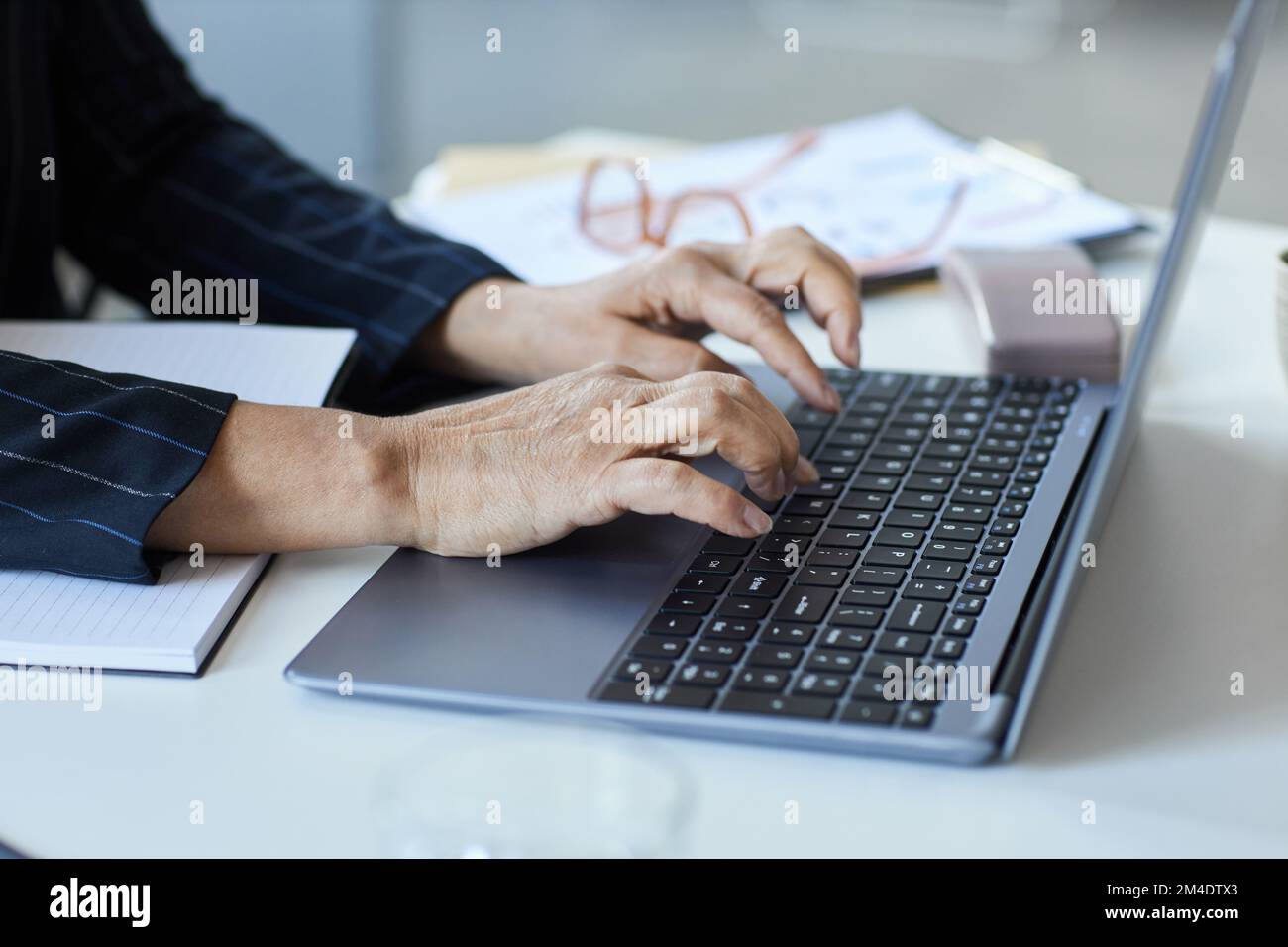 Typing research hi-res stock photography and images - Alamy