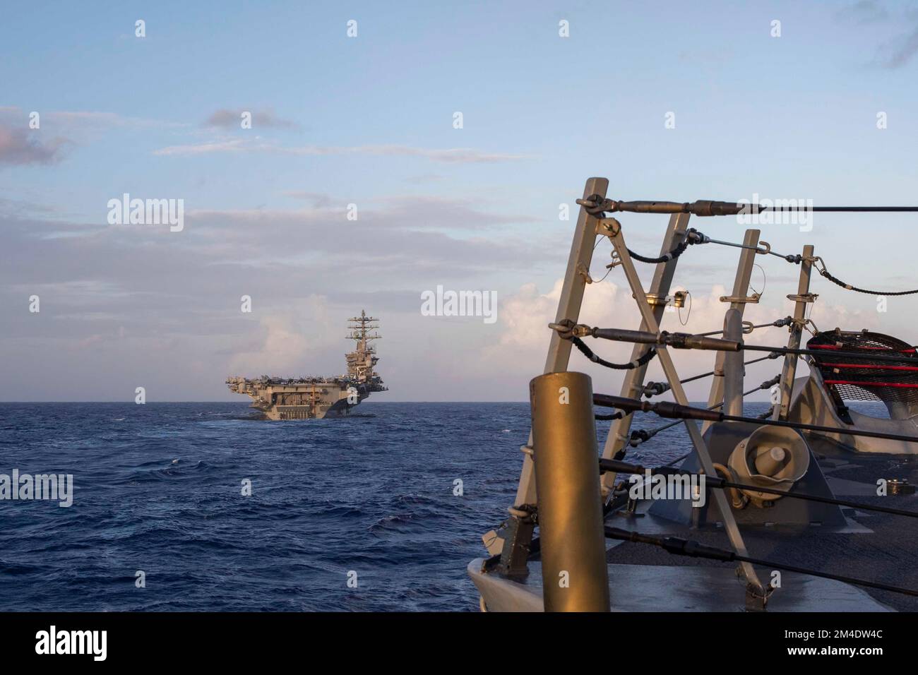 221219-N-SN516-1018 PACIFIC OCEAN (Dec. 19, 2022) The Arleigh Burke ...