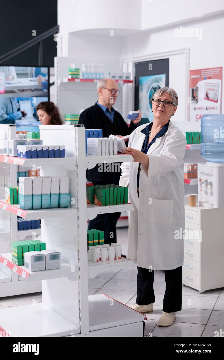 Arranging shelves hi-res stock photography and images - Alamy
