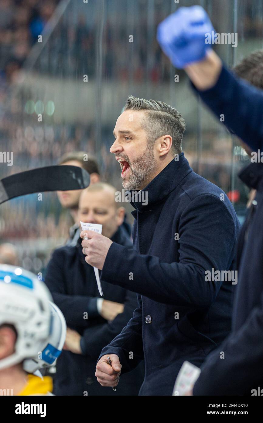 Assistant Coach Josh Holden (EV Zug) celebrates the 3:2 lead goal ...