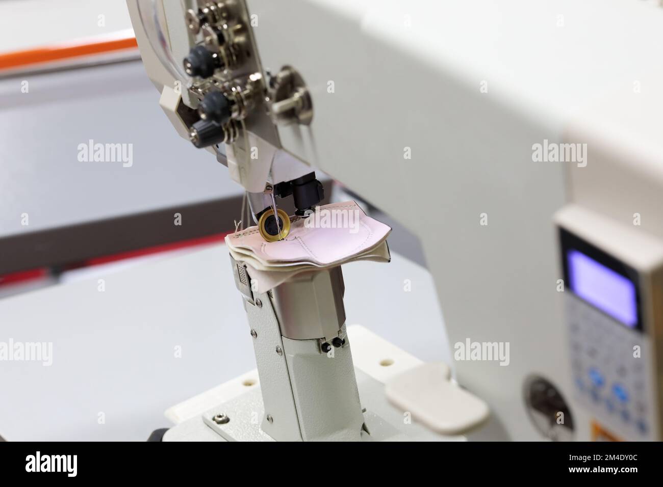 Double needle post bed stitch machine for stitching leather shoes close ...