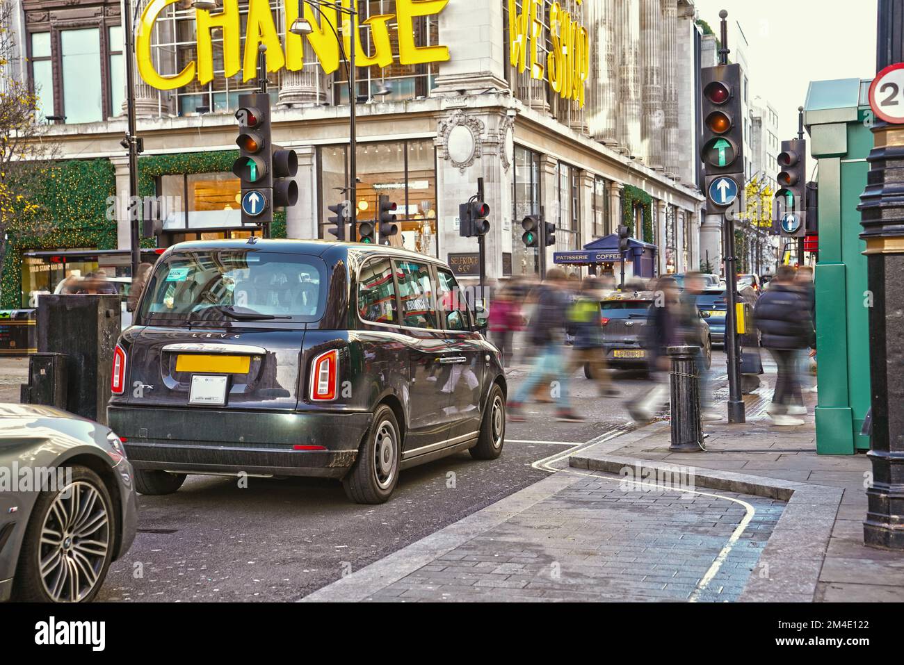 Mayfair street taxi shops black cab hi-res stock photography and images ...