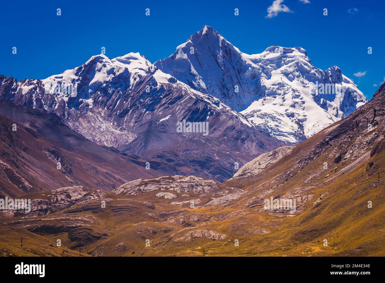 Huascaran Mountain massif in Cordillera Blanca, snowcapped Andes ...