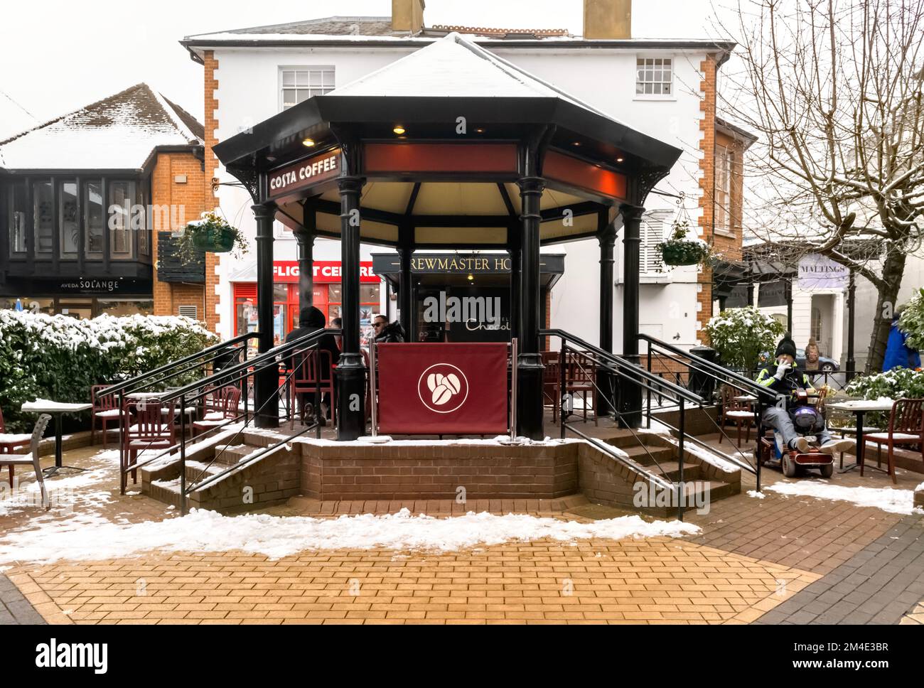 Costa Coffee outside seating area, The Maltings, St. Albans ...