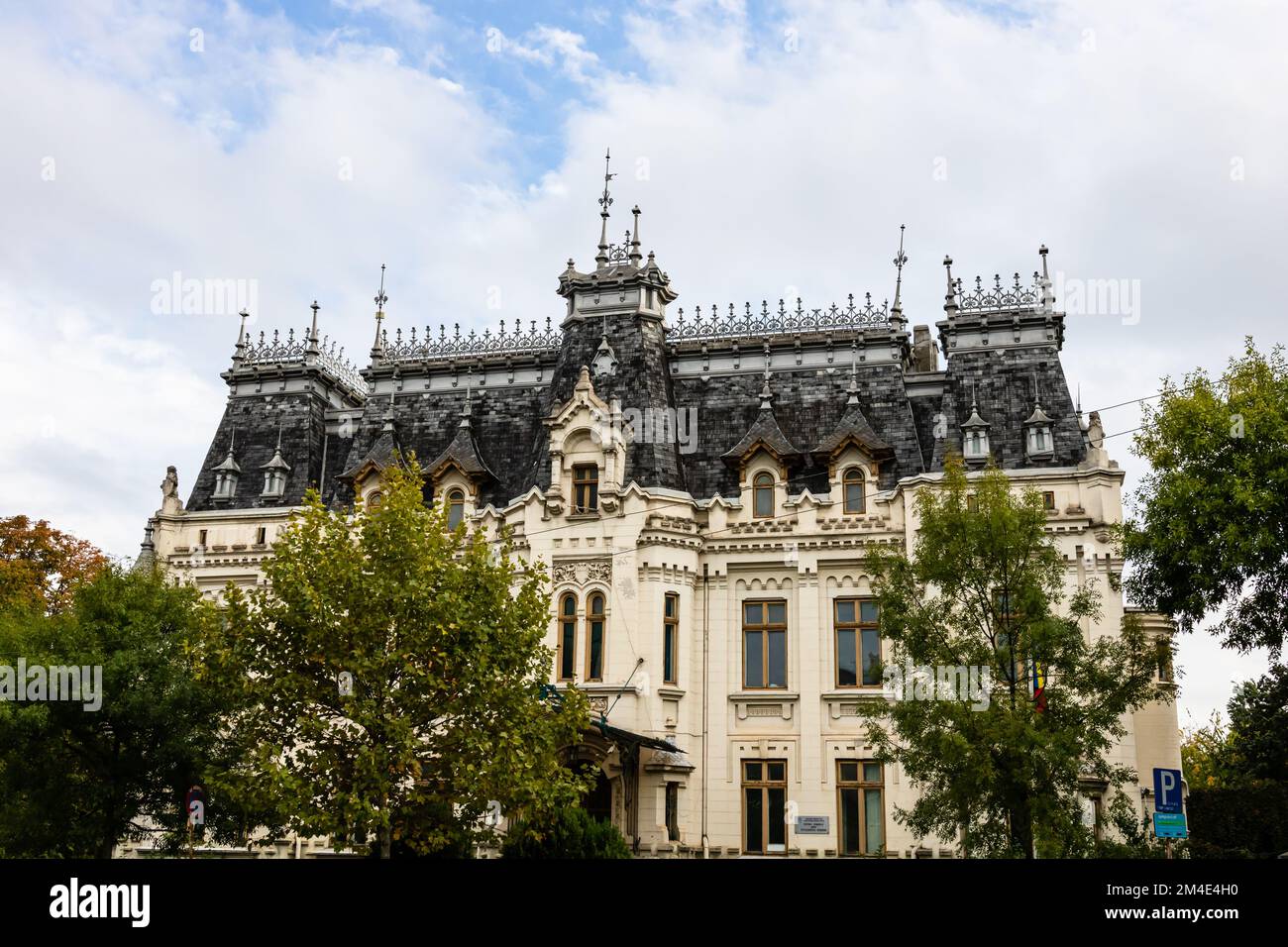 The city of Bucharest, architecture and old buildings in Bucharest ...