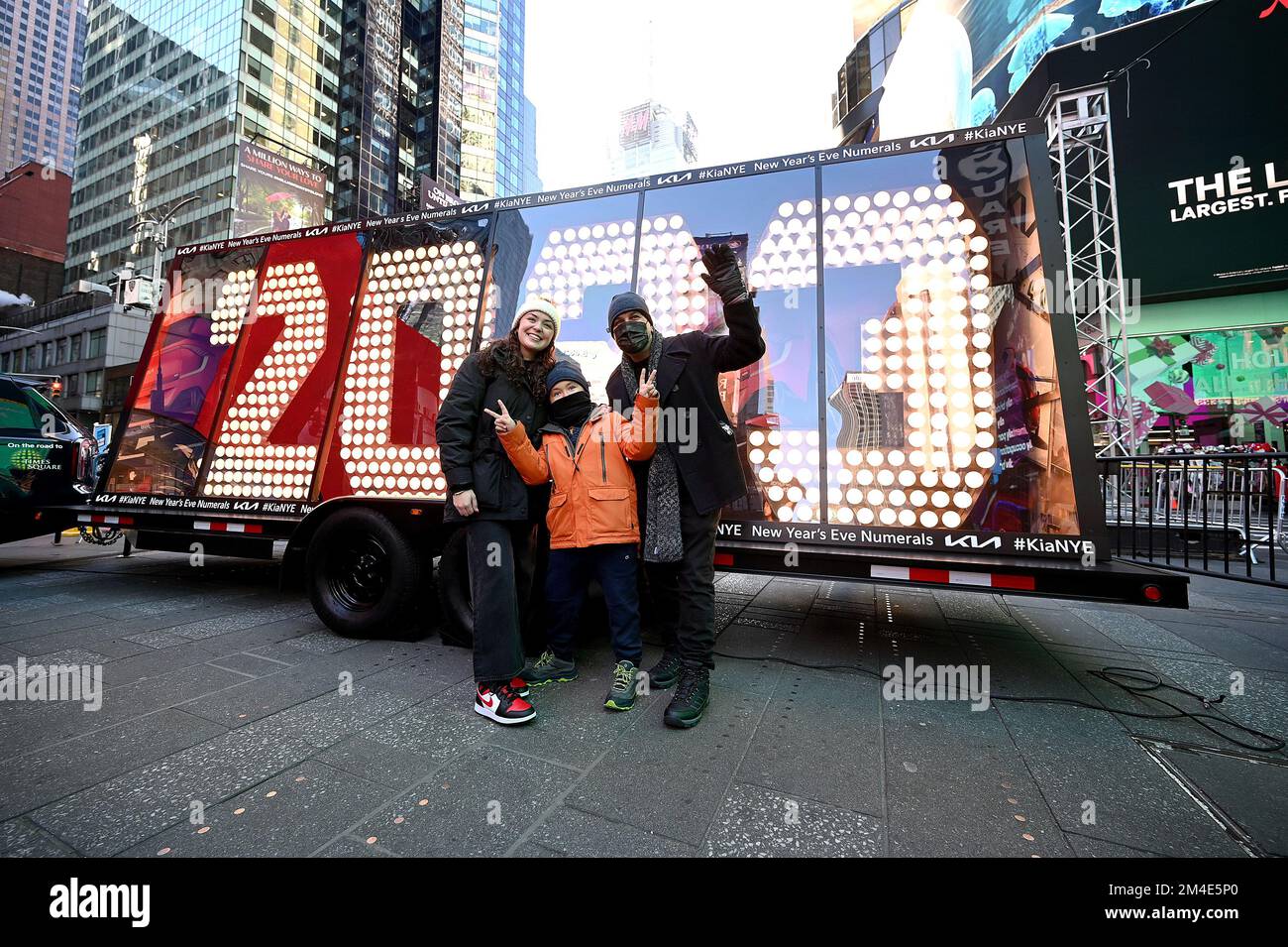 New York, USA. 20th Dec, 2022. People pose in front of the 2023 New ...