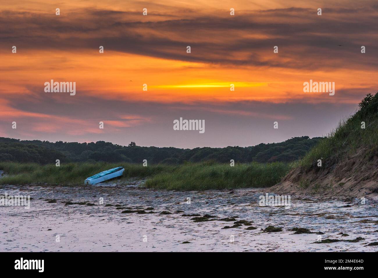 Rowboat on the beach hi-res stock photography and images - Alamy