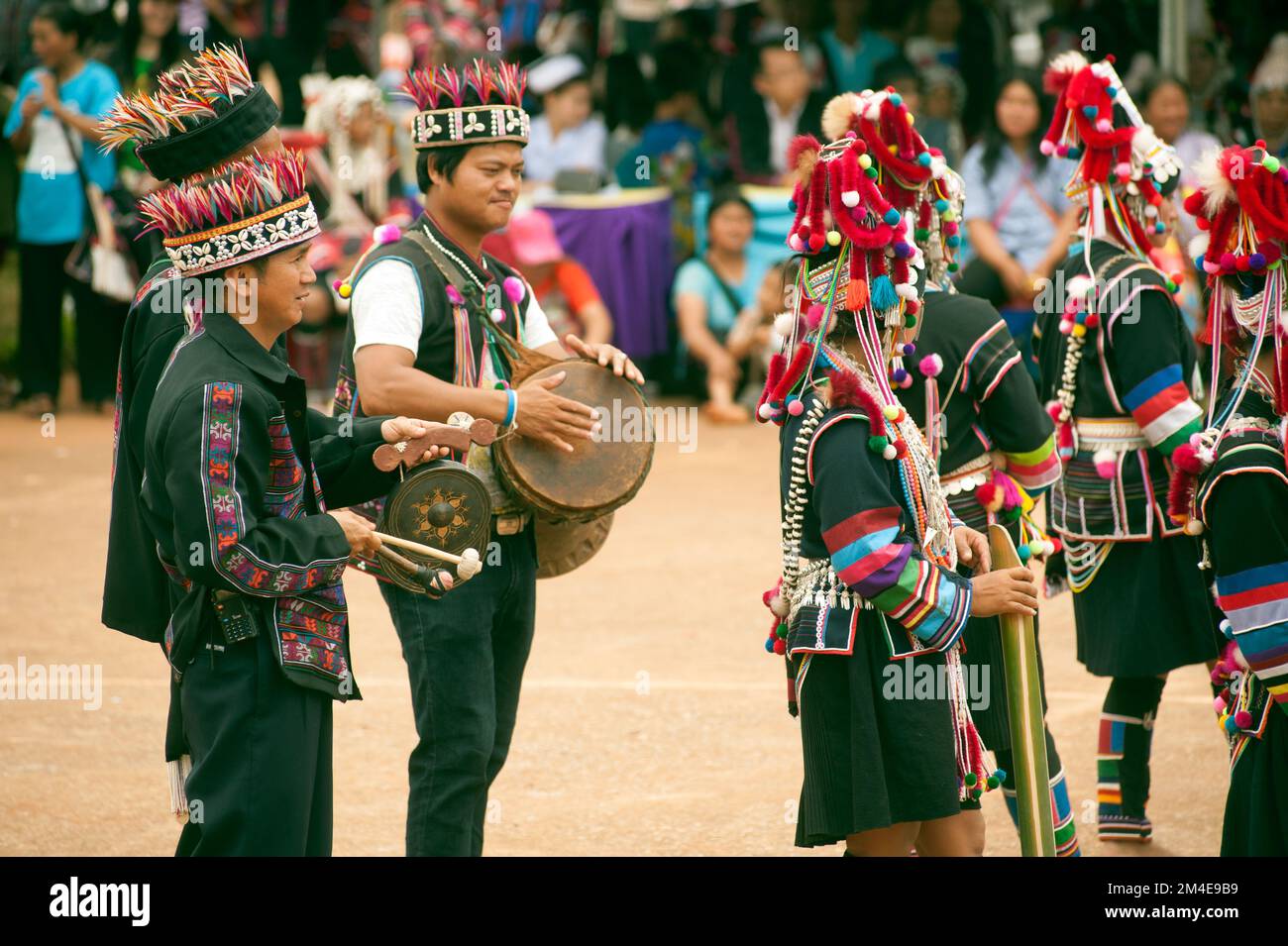 Traditional thai dance aka women hi-res stock photography and images ...