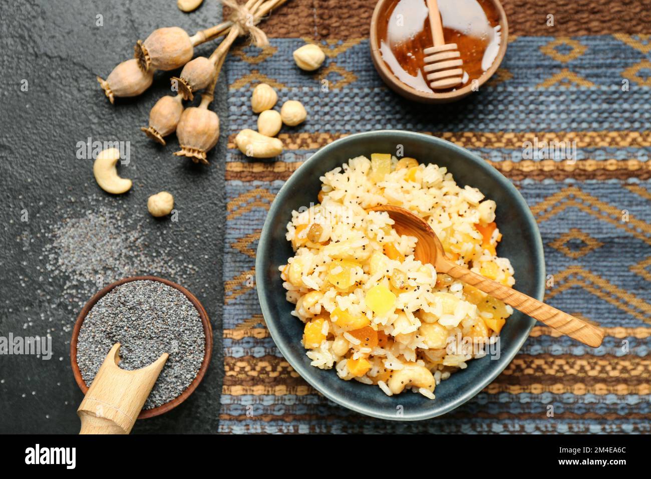 Bowl of rice Kutya, ingredients and poppy pods on dark background Stock ...