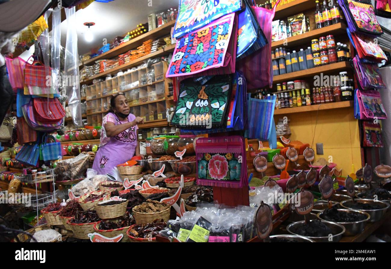 Oaxaca, Oaxaca, USA. 6th Dec, 2022. The large Oaxaca Mercado Benito JuÃ ...