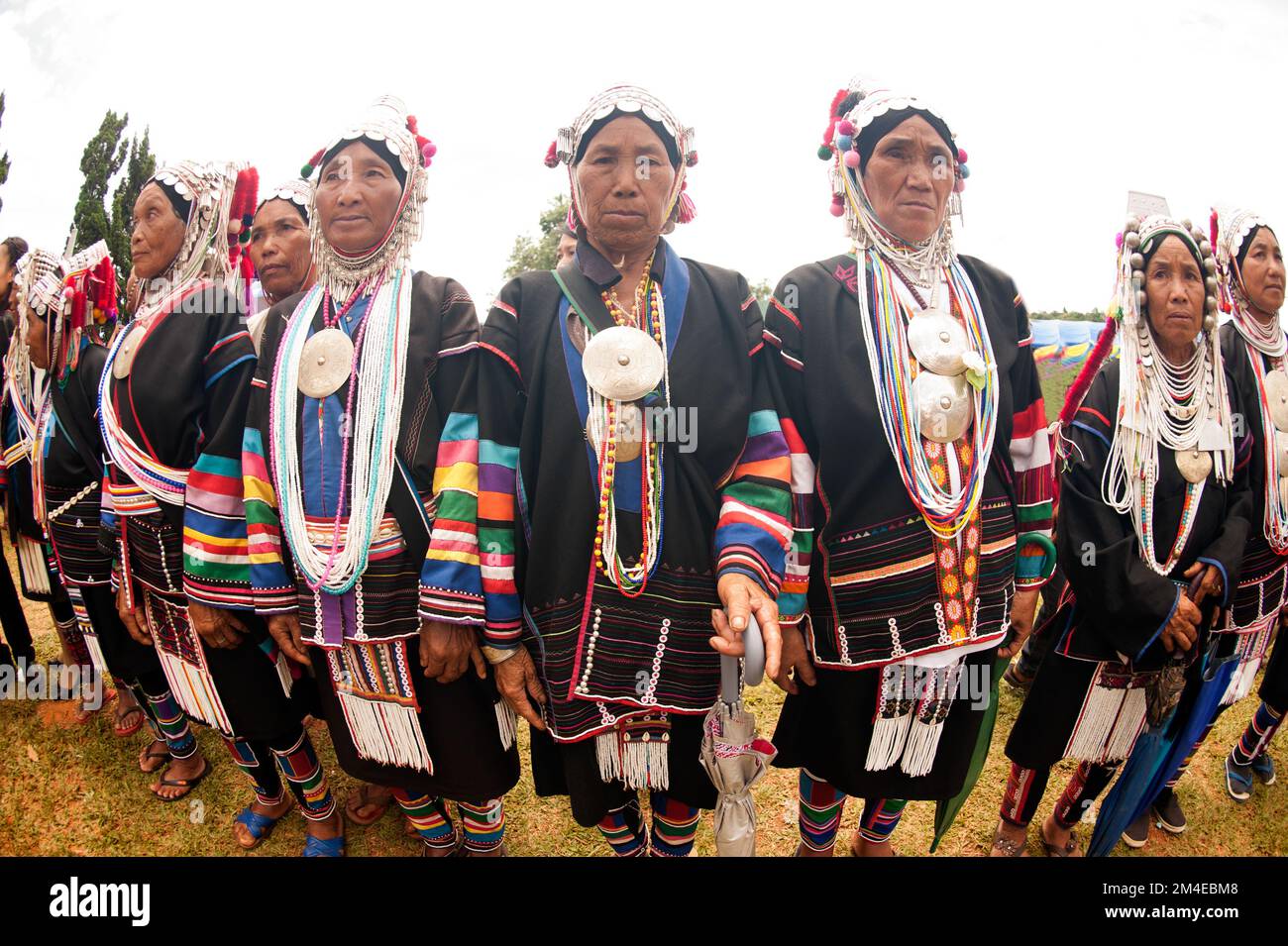 Traditional thai dance aka women hi-res stock photography and images ...
