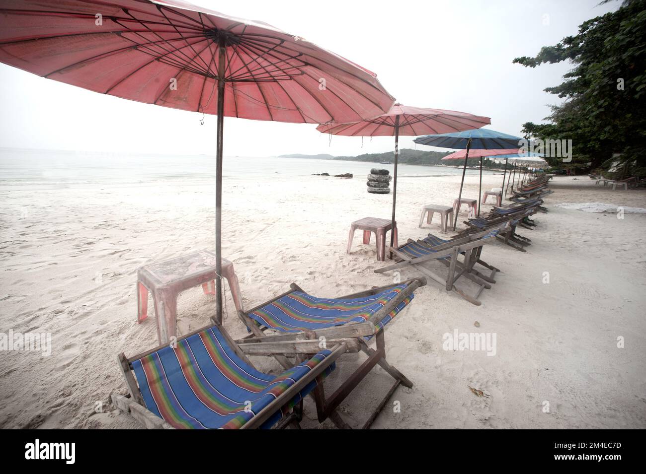 Umbrellas and bed rest on the beach Stock Photo - Alamy