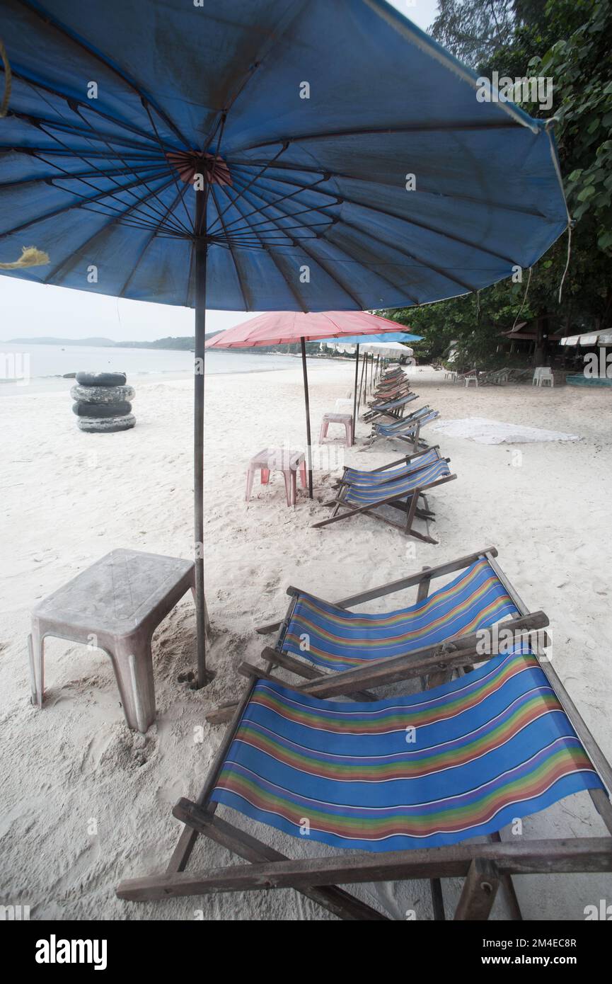 Umbrellas and bed rest on the beach Stock Photo - Alamy
