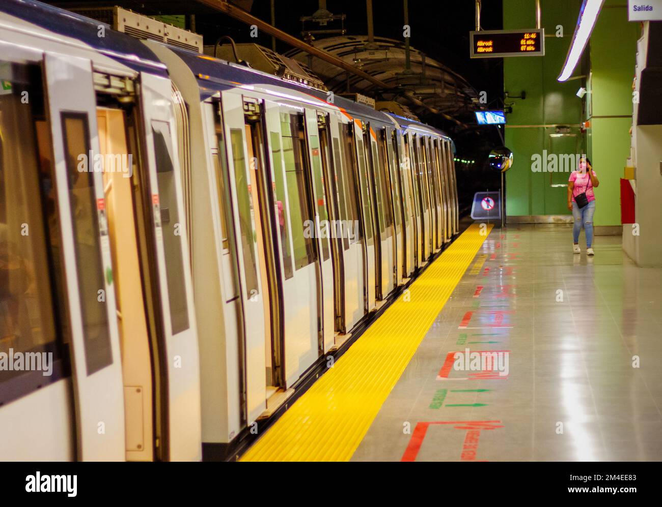 Open subway doors hi-res stock photography and images - Alamy