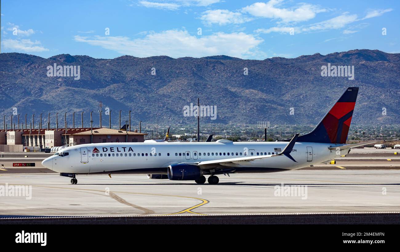Phoenix, AZ, USA - December 20, 2022: Delta Boeing 737 on the tarmac at ...