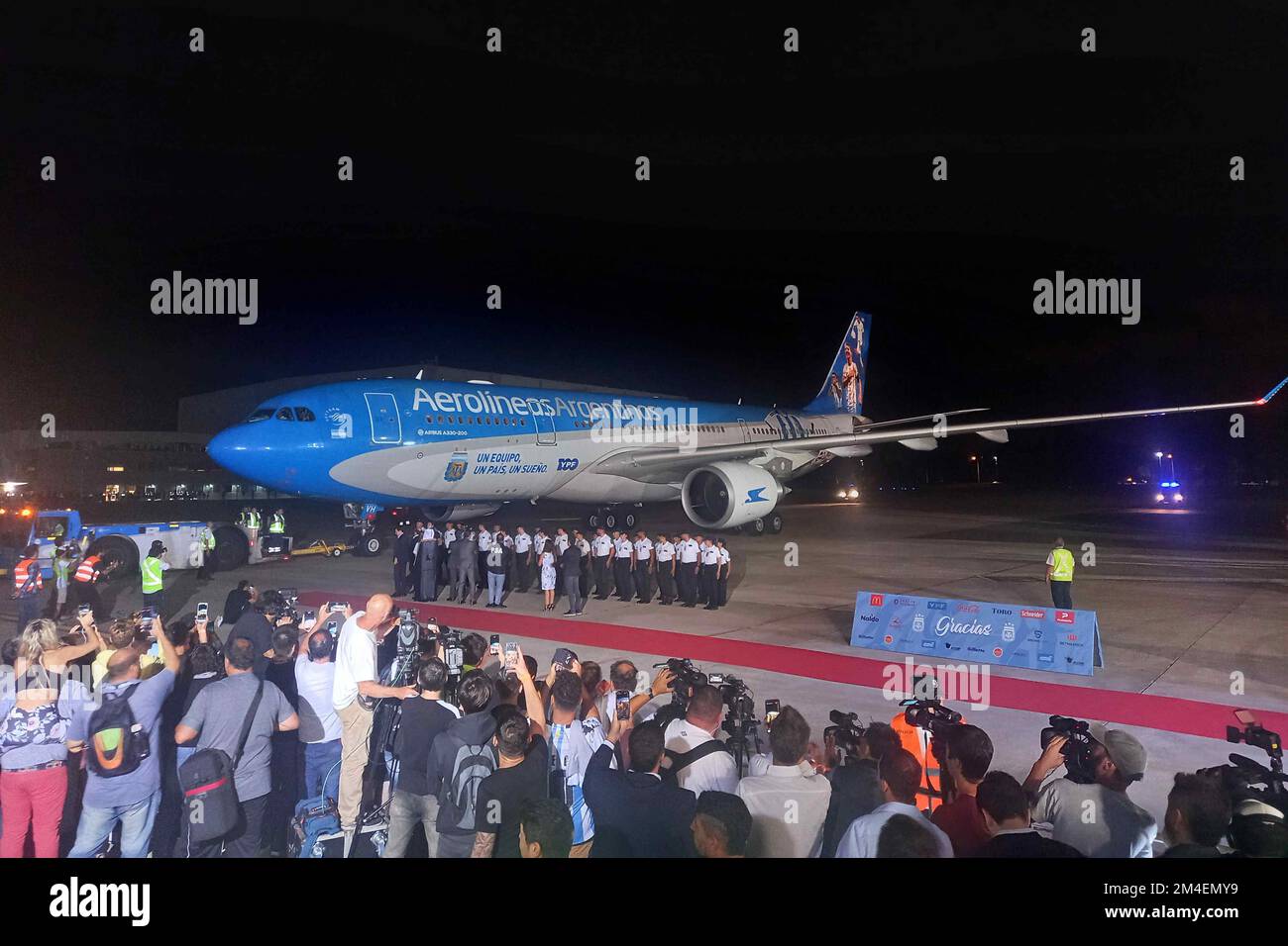 (221221) -- BUENOS AIRES, Dec. 21, 2022 (Xinhua) -- The plane carrying ...