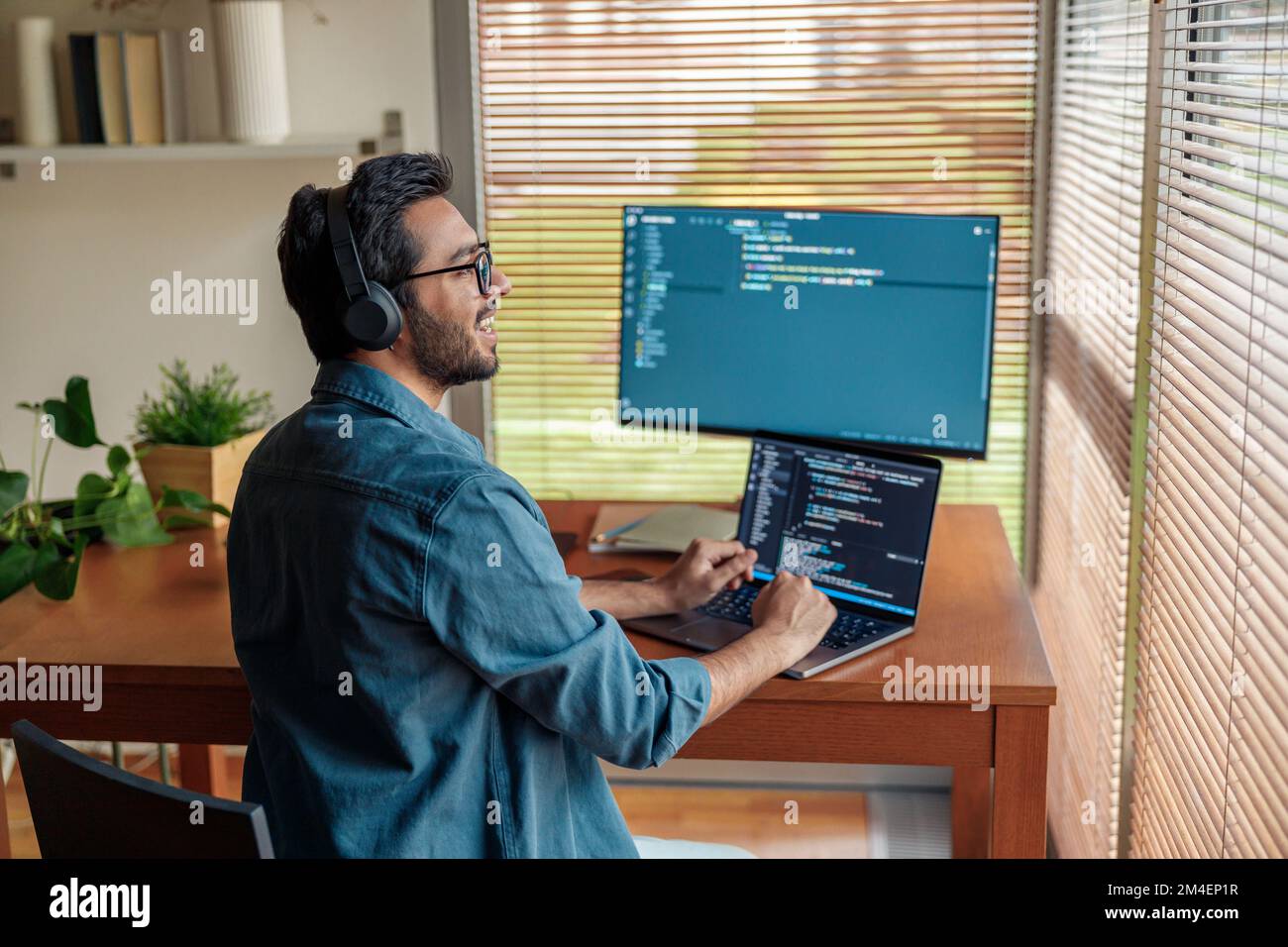Computer programmer office hi-res stock photography and images - Alamy