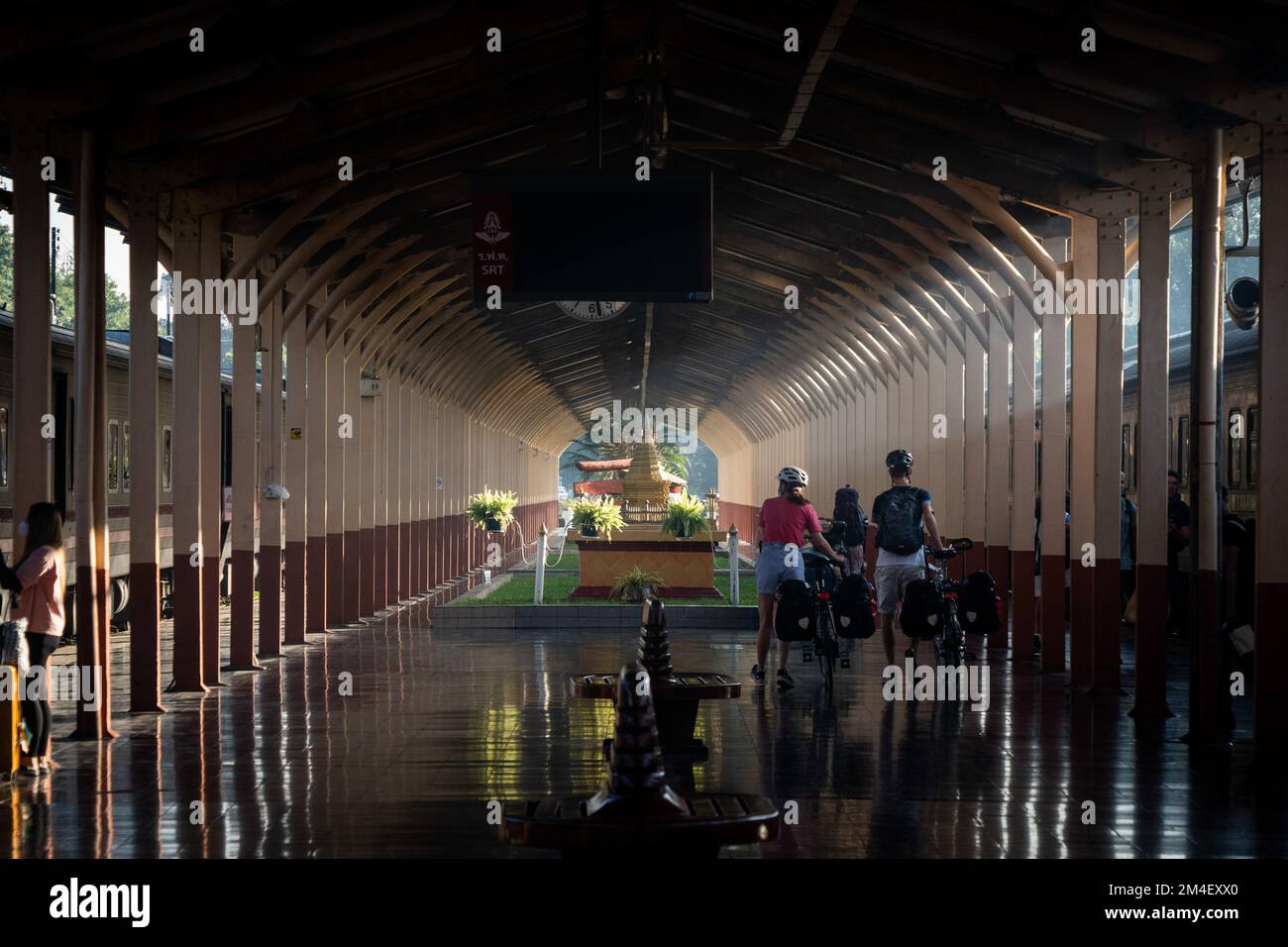 Chaing Mai, Bangkok, Thailand. 21st Dec, 2022. Cyclists walk their ...